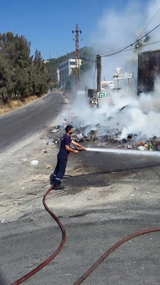 [PHOTOS] Fire set to piles of trash burns two vehicles in Roumieh ...
