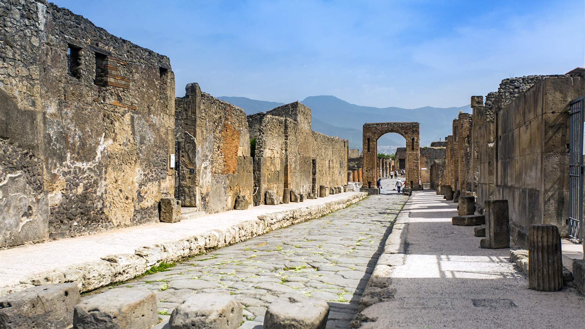 Two more victims of volcano eruption found in Roman ruins of Pompeii ...