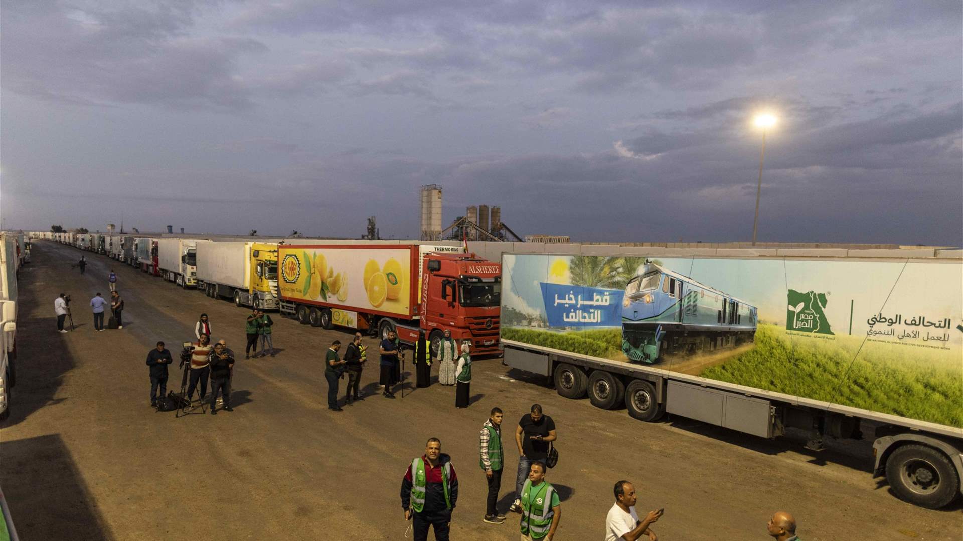 Al Jazeera: Nine trucks carrying ‘141 metric tons’ of food crossed into ...