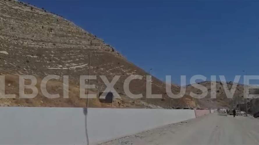 People cross Lebanon Syria border road at Masnaa on foot following ...