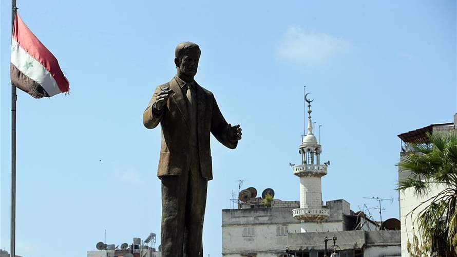 Protesters topple statue of Assads father in Damascus suburb: Witnesses ...