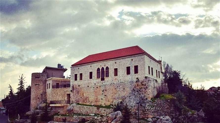 Citizens gather outside Rashaya citadel to protest against Independence ...